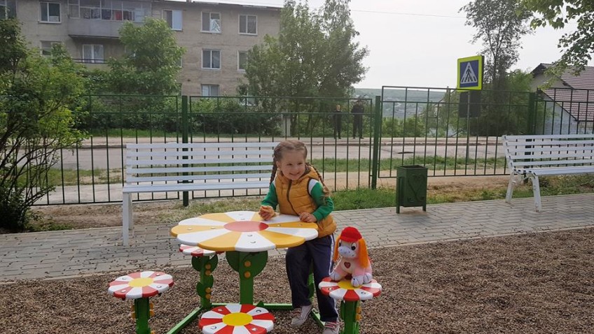 (foto) Cum arată noul teren de joacă de la Liceul „Toader Bubuiog” din ...