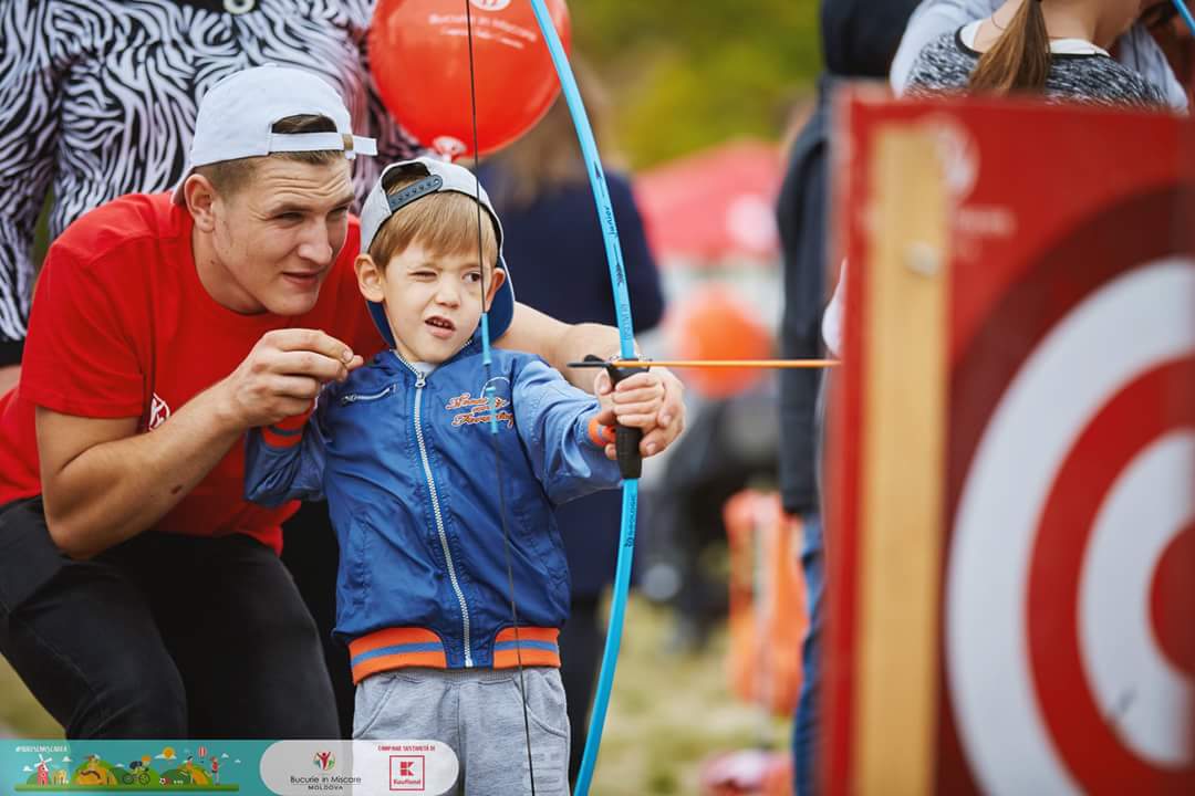 (foto, video) Jocuri team-building, tir cu arcul, mascote și multă ...