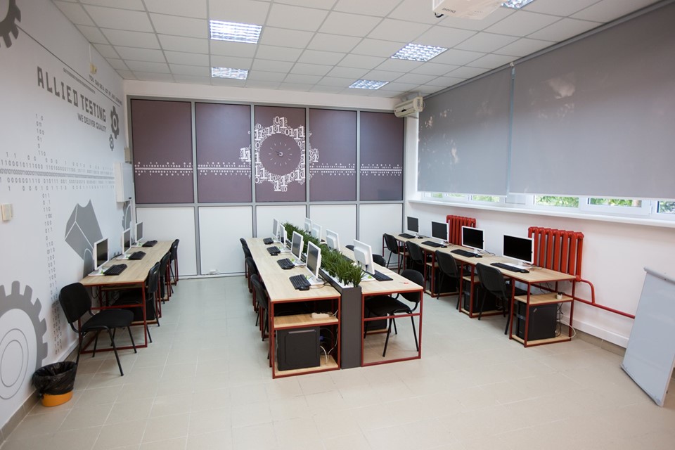 (foto) Computere ultramoderne și design elaborat de un absolvent ...
