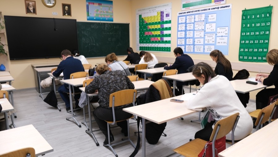 64 din 100. Câte puncte au obținut profesorii care au susținut ...
